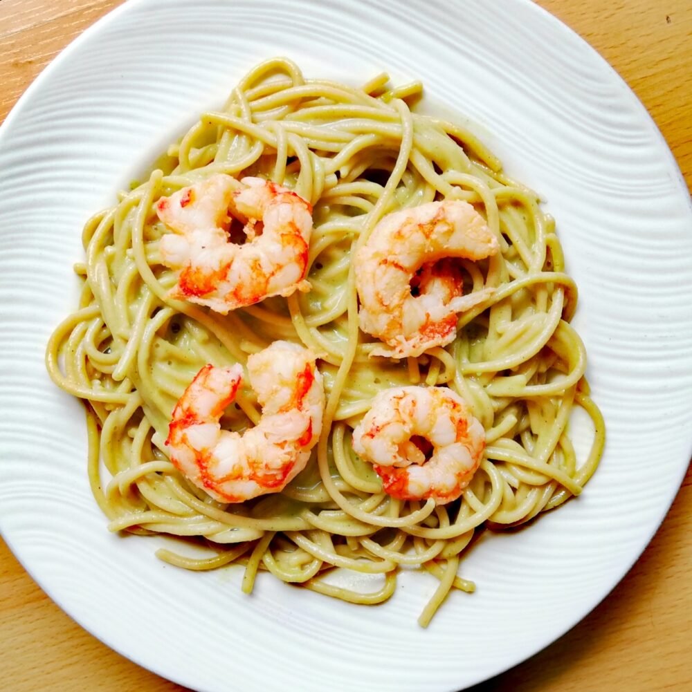 Pasta integral con pesto de calabacín y gambas - La Vida Bonica